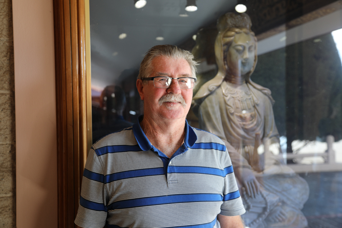 藝術結緣本土藝術家 獨特的畫風呈現臥龍崗之美 | 南天寺